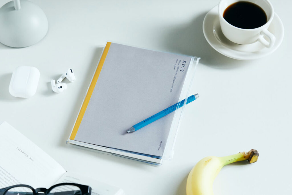 なめらかで上質な書き心地をいつもそばに。EDiT “薄くて軽い”手帳用紙を使った方眼ノート｜マークス公式オンラインストア