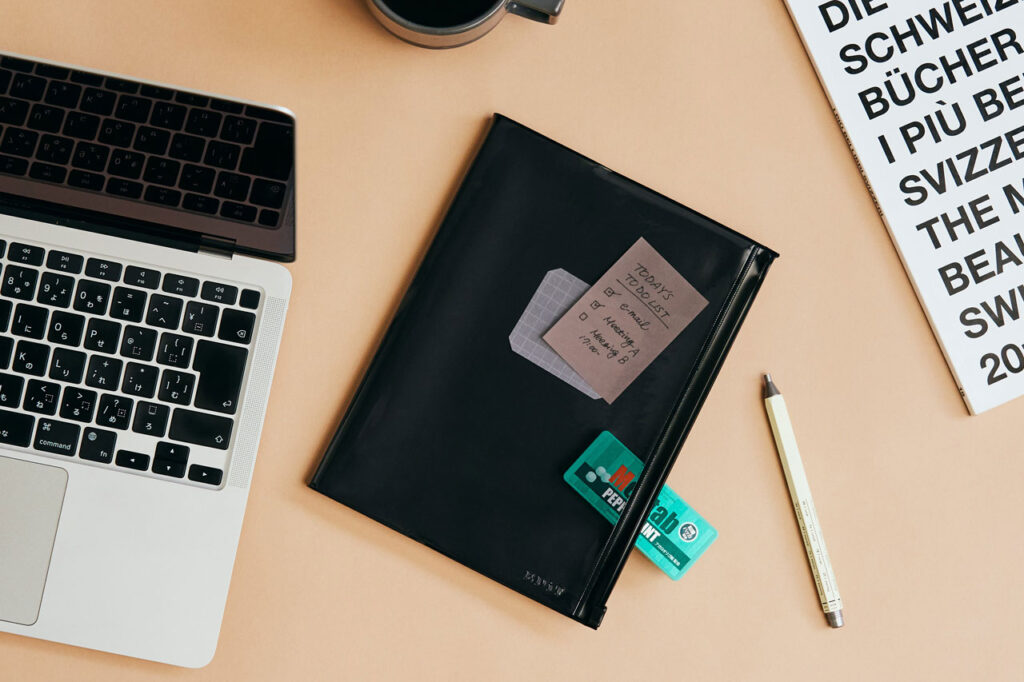 なめらかで上質な書き心地をいつもそばに。EDiT “薄くて軽い”手帳用紙を使った方眼ノート｜マークス公式オンラインストア