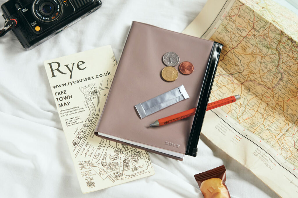 なめらかで上質な書き心地をいつもそばに。EDiT “薄くて軽い”手帳用紙を使った方眼ノート｜マークス公式オンラインストア